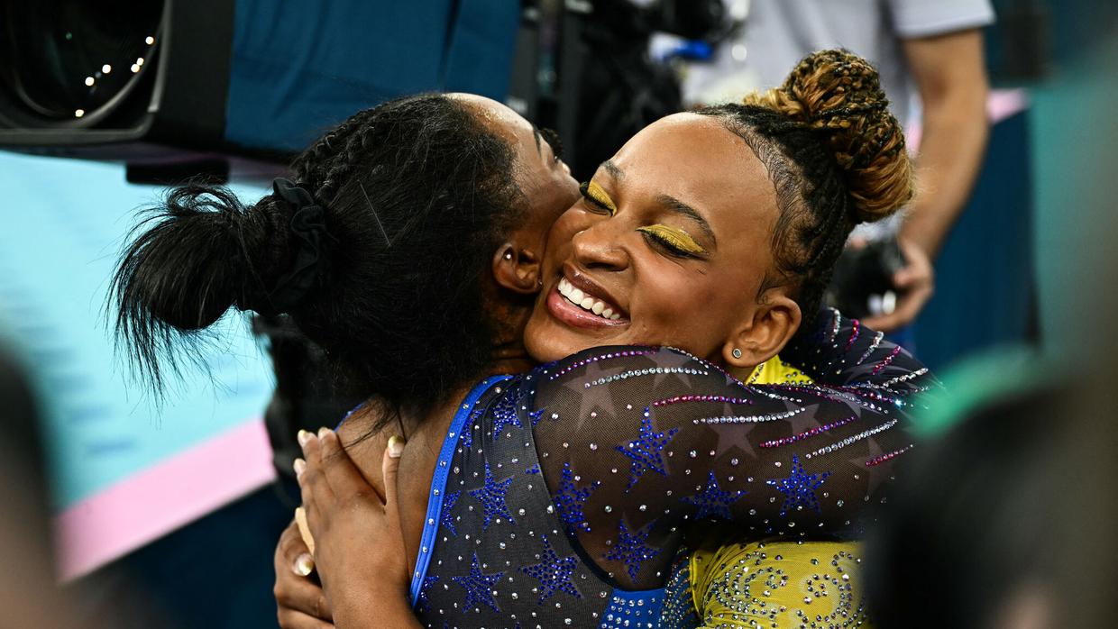 Simone Biles cumprimenta Rebeca Andrade após brasileira conquistar o ... Simone Biles cumprimenta Rebeca Andrade após brasileira conquistar o ...